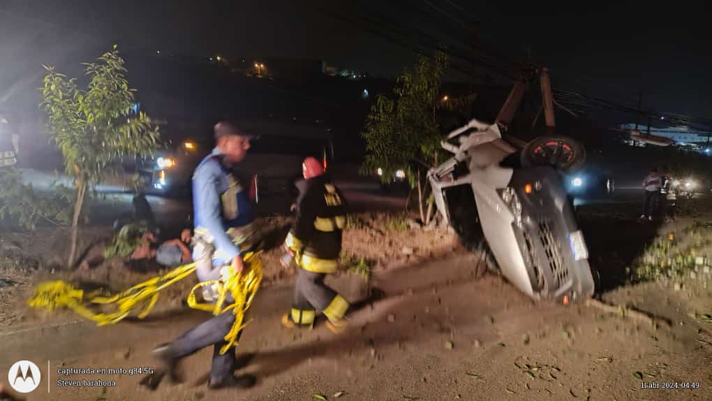 Un muerto y dos heridos tras violento choque contra poste en el Anillo ...