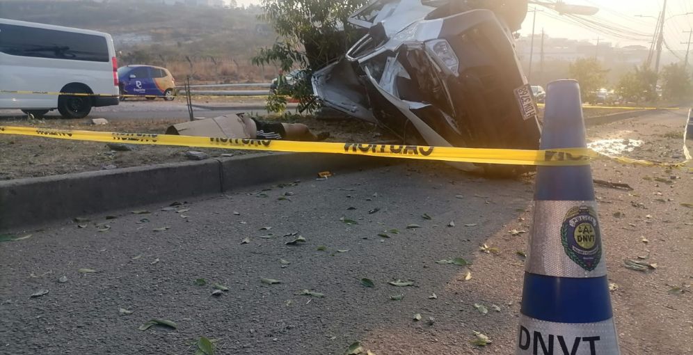 Un muerto y dos heridos tras violento choque contra poste en el Anillo ...